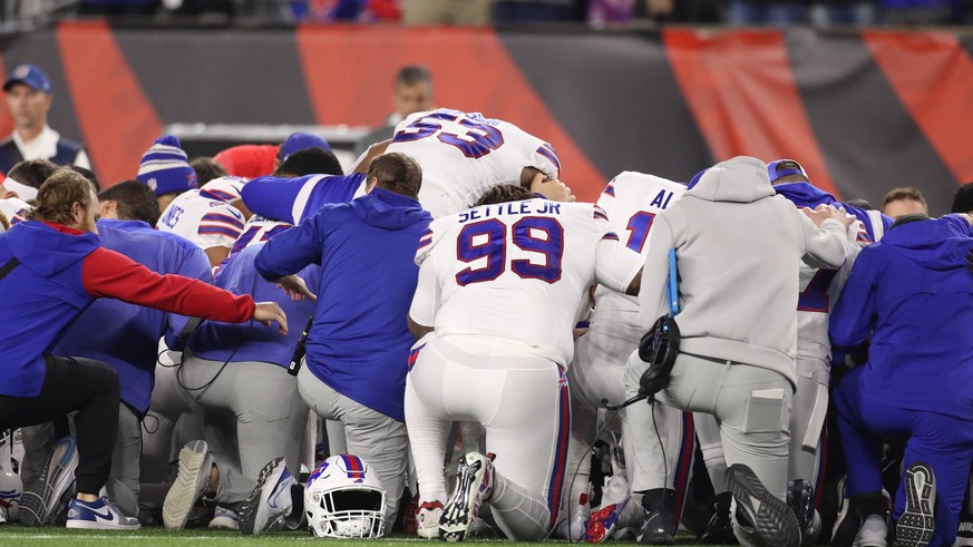 NFL-Spieler bricht auf Feld zusammen und muss reanimiert werden NFL-Spieler bricht auf Feld zusammen und muss reanimiert werden