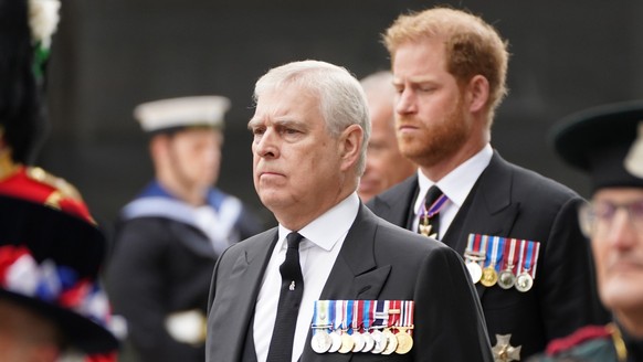 Royals: König Charles droht mit Konsequenzen im Streit mit Prinz Andrew Royals: König Charles droht mit Konsequenzen im Streit mit Prinz Andrew