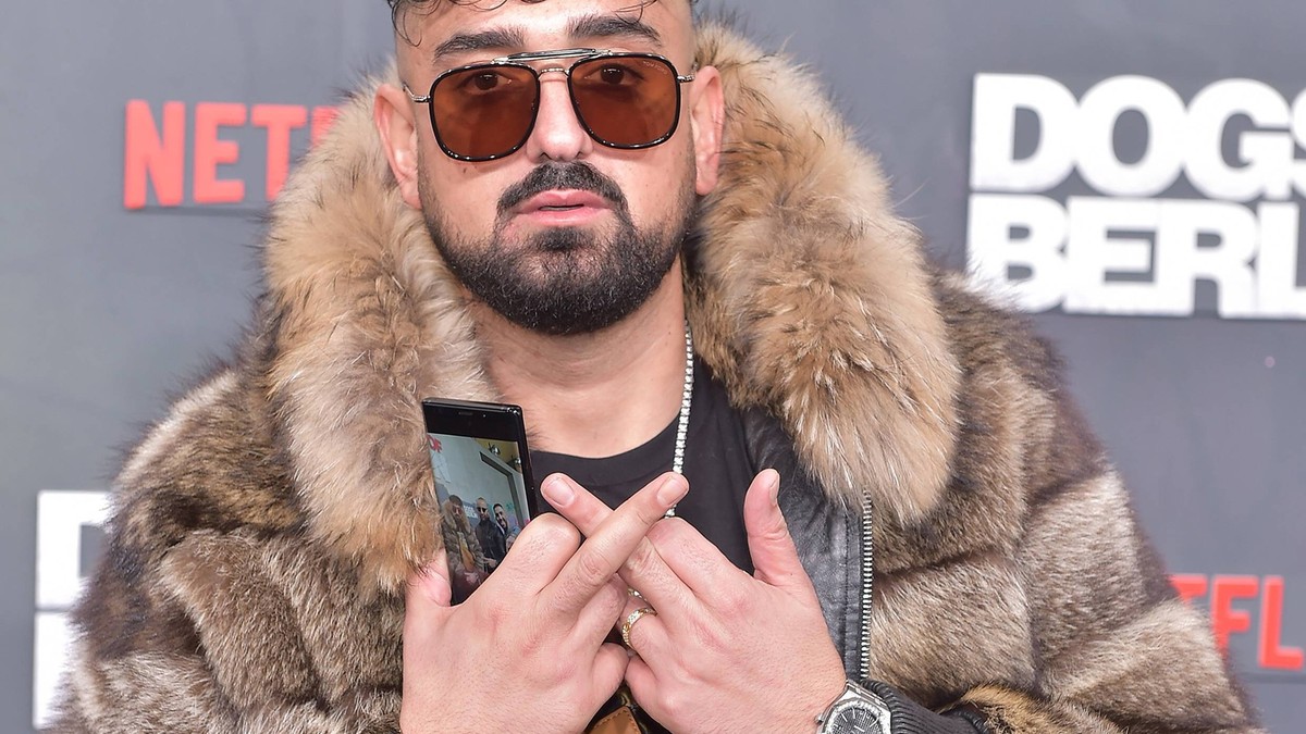 Haftbefehl: Rapper schockt mit Details zu exzessivem Lachgas-Konsum Haftbefehl: Rapper schockt mit Details zu exzessivem Lachgas-Konsum